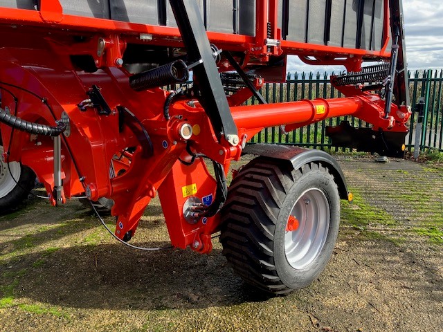 KUHN FARM MACHINERY MERGE MAXX 1090 - Francis Bugler Ltd